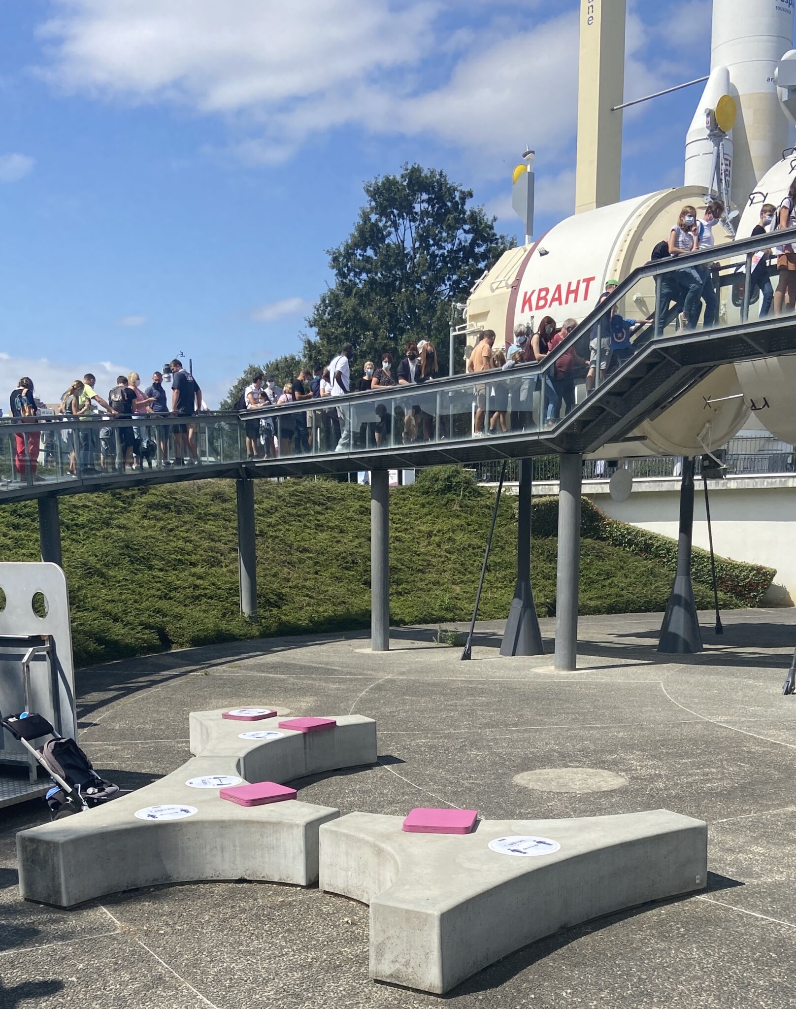 Des bancs en béton Folia à la Cité de l'Espace - Guyon
